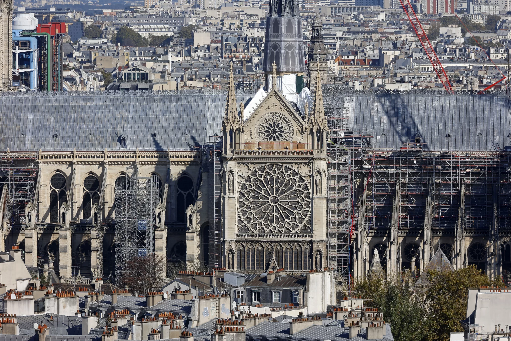 De klokken van Notre Dame luiden voor het eerst sinds de verwoestende brand 5 jaar geleden ...