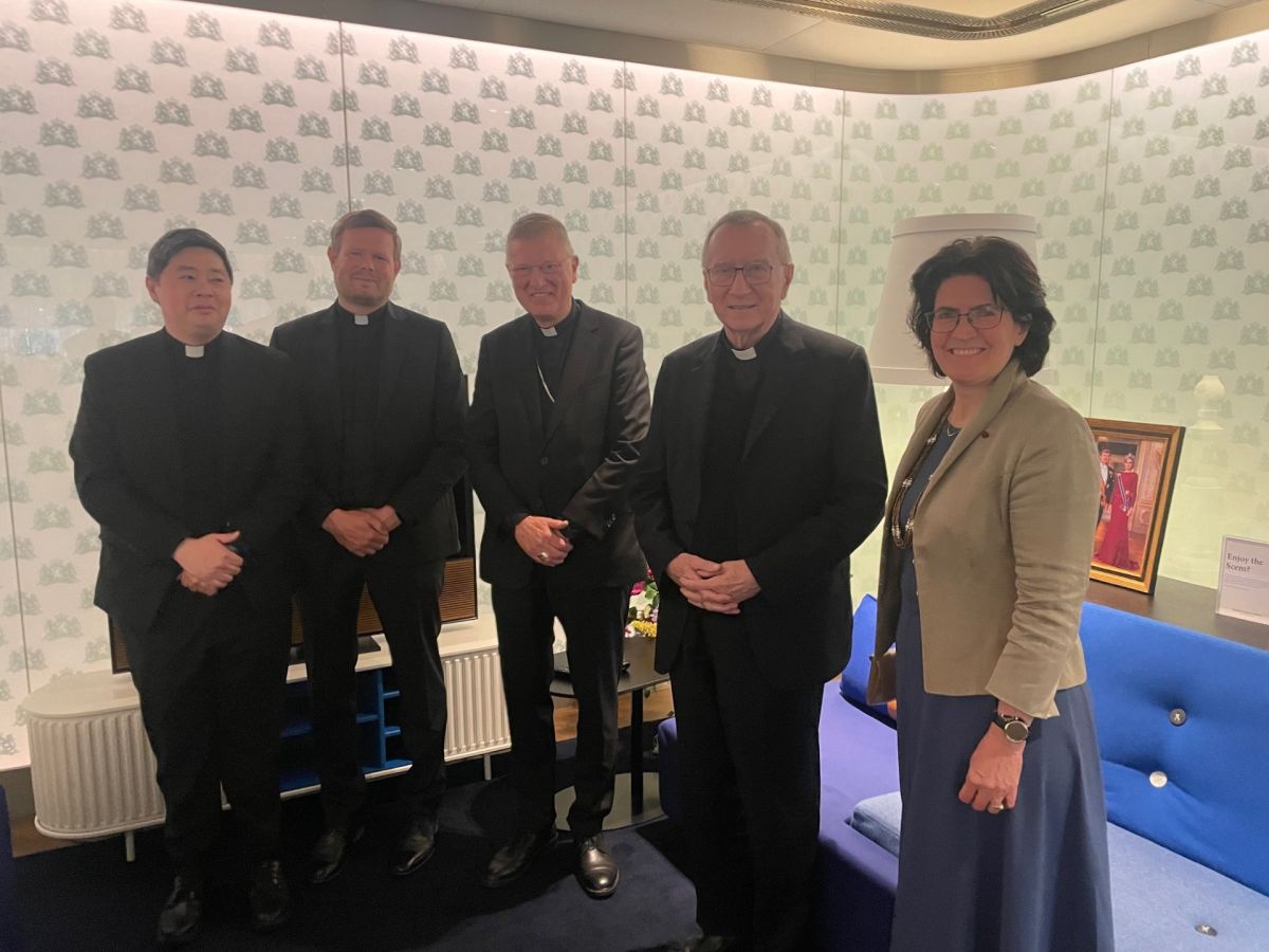 Aankomst kardinaal Parolin in Amsterdam - ExploreCatholic