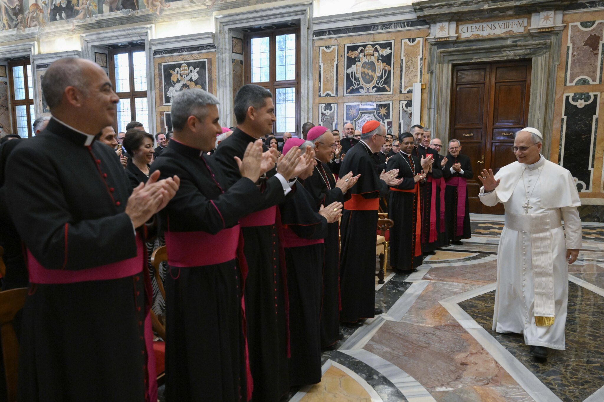 Paus Leo XIV ontmoet zijn diplomatiek team - ExploreCatholic