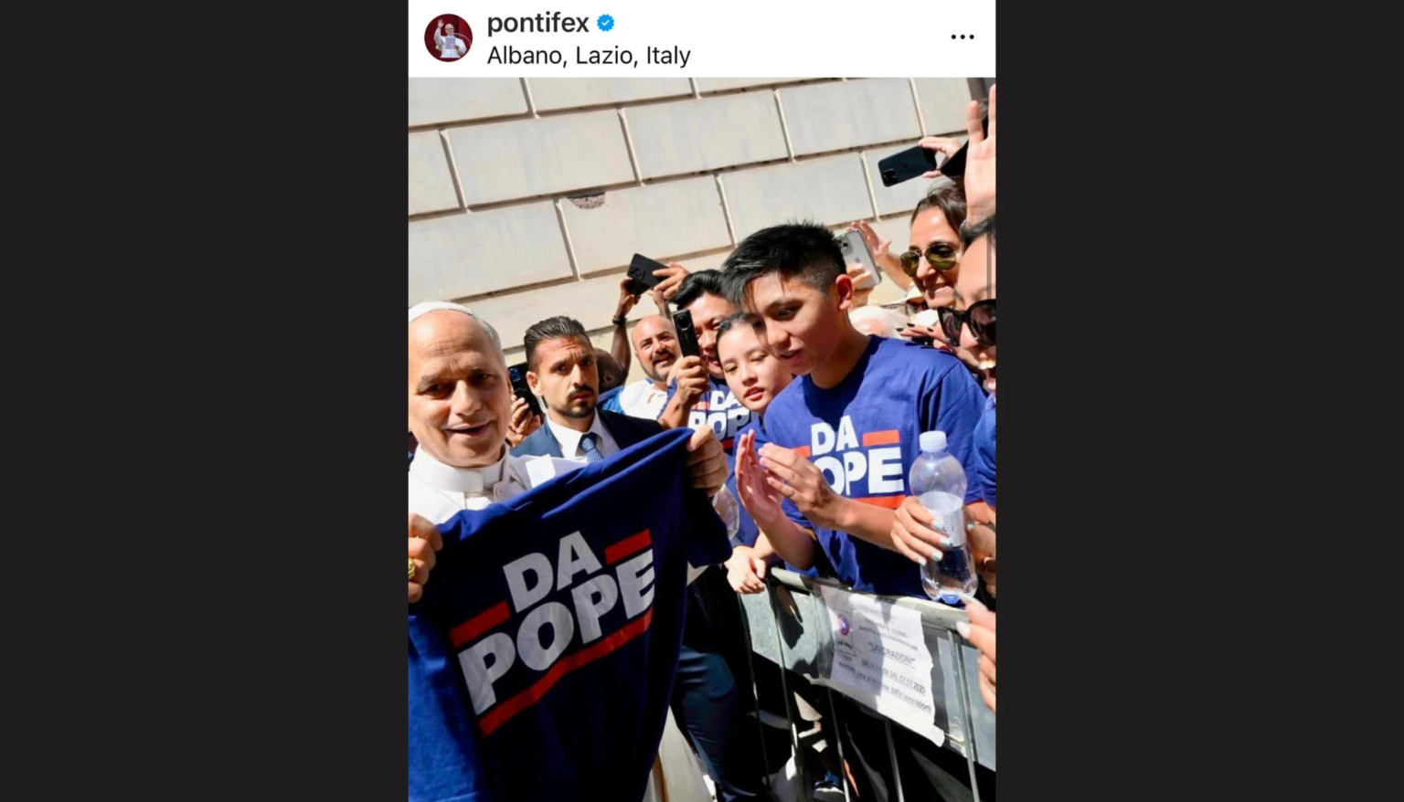 Familie geeft ‘Da Pope’ Chicago Bears T-shirt aan Paus Leo XIV ...