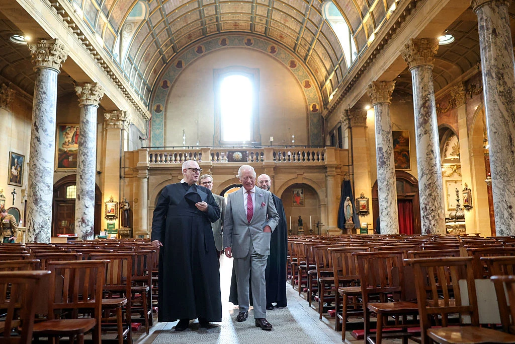 Koning Charles III is eerste monarch die Newman's Birmingham Oratory ...