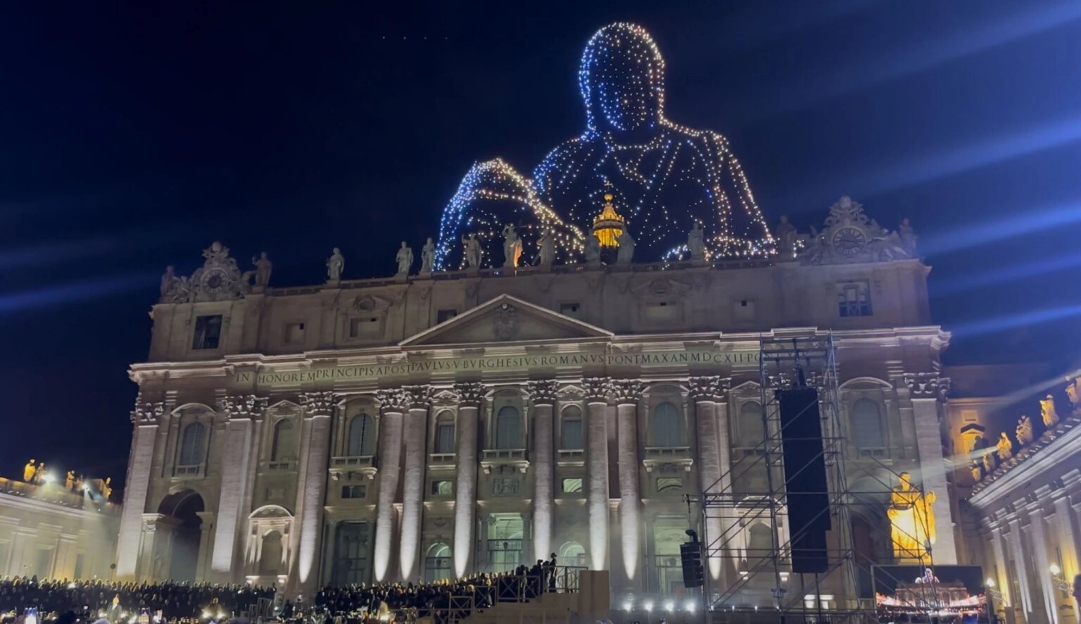 Vaticaan in het licht met droneshow tijdens historisch ‘Grace for the ...