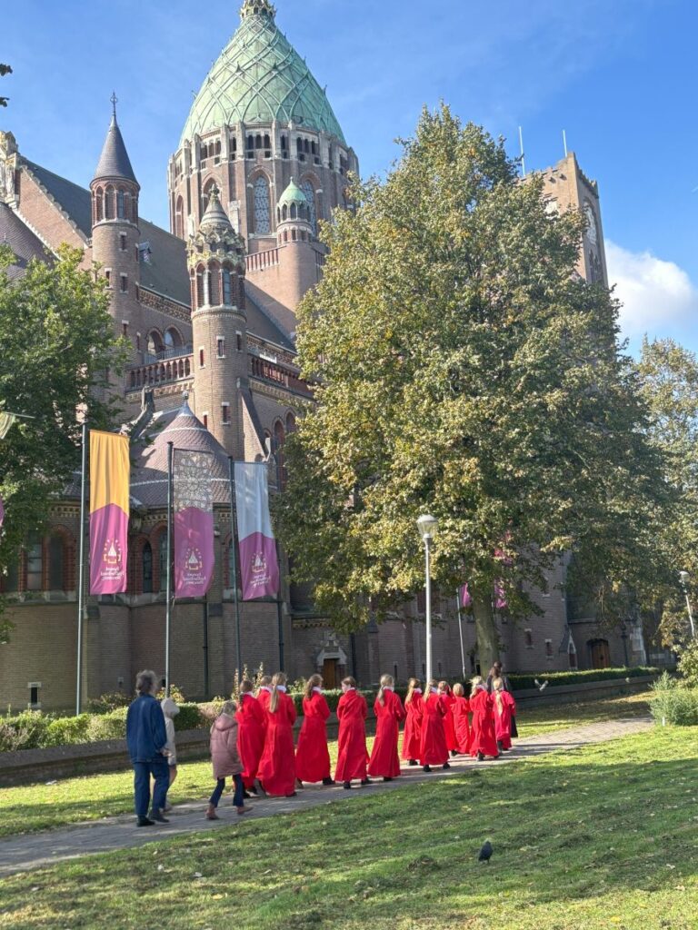Angelus-koor in de kathedraal - ExploreCatholic