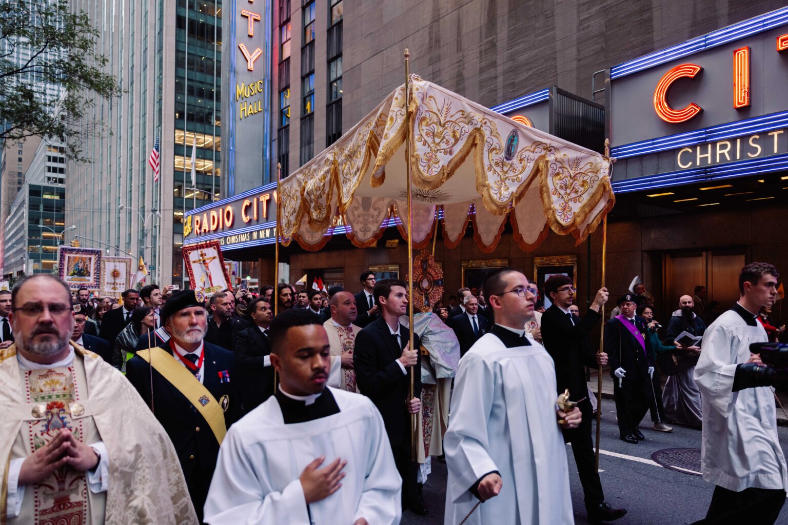 Cardinals, actor, and over 2,000 faithful bring the Eucharist to Times ...