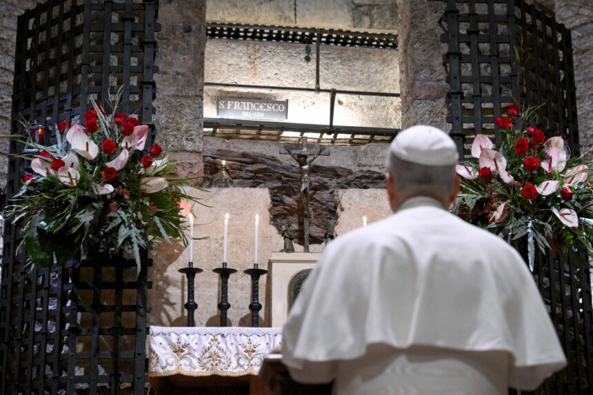 Paus Leo XIV bidt bij het graf van St. Franciscus van Assisi ...