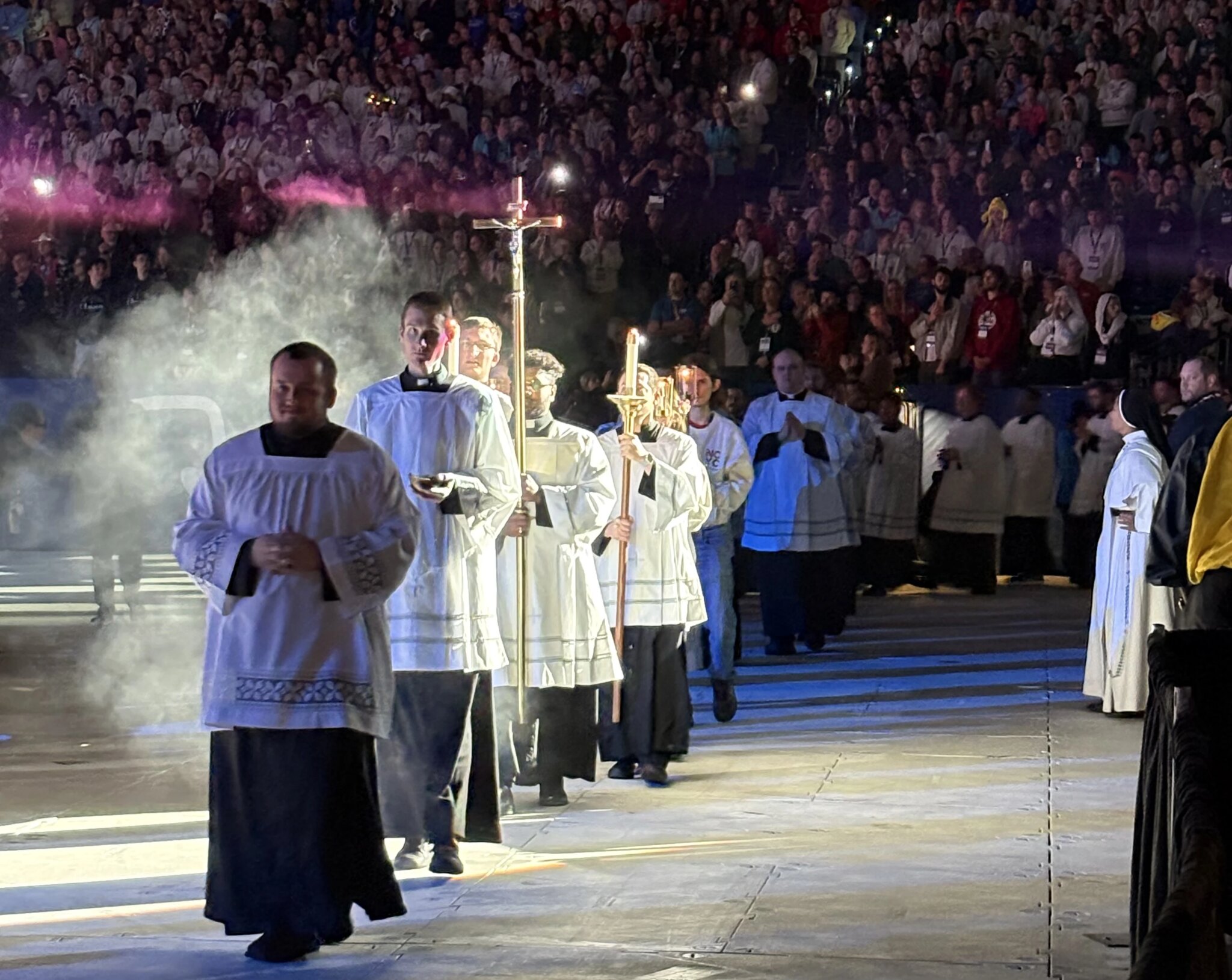 16,000 teens attend Mass together to conclude NCYC - ExploreCatholic