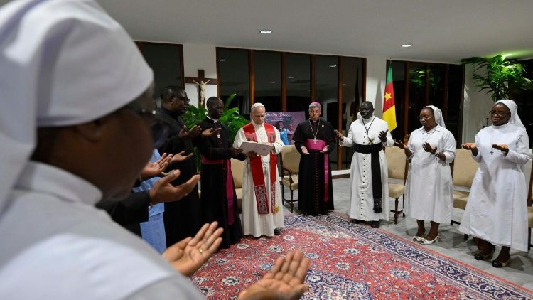 Paus Leo XIV ontmoet religieuze oversten in Kameroen - ExploreCatholic