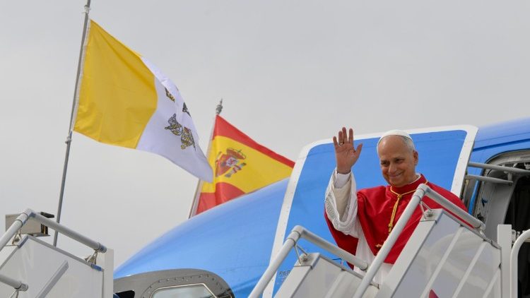 Paus Leo start Apostolische Reis naar Spanje - ExploreCatholic