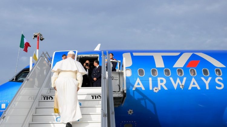 Paus Leo vertrekt voor Apostolische Reis naar Spanje - ExploreCatholic